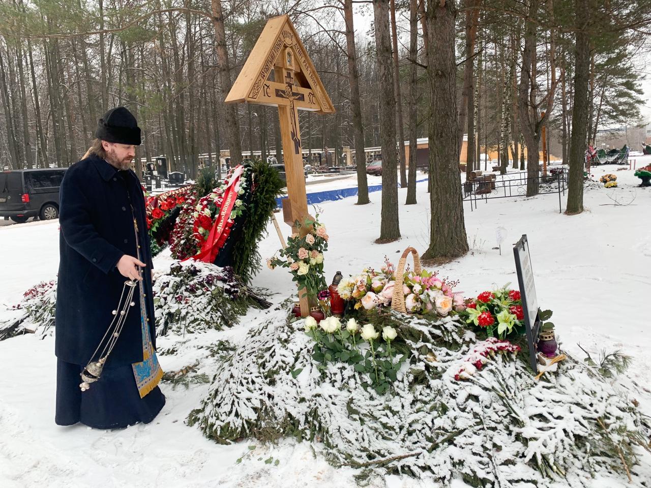 Служба у могилы | полезные статьи Ritual.ru