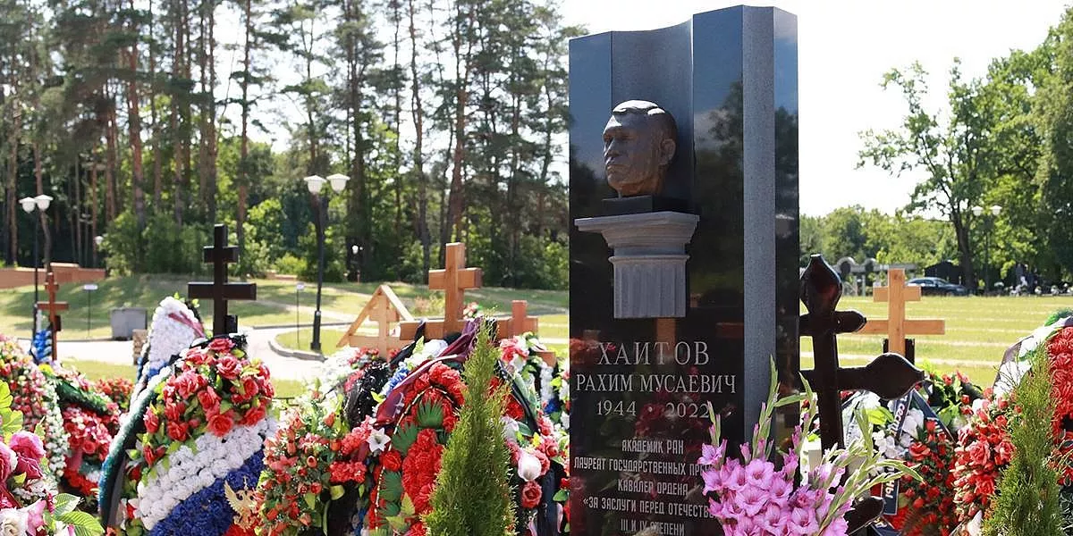 На Троекуровском кладбище Москвы открыли памятник иммунологу Хаитову | Новости Ritual.ru